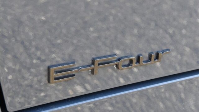 トヨタE-Four雪道での運転性能とユーザーの評価！4WDとの違いについて｜LuxuryCars